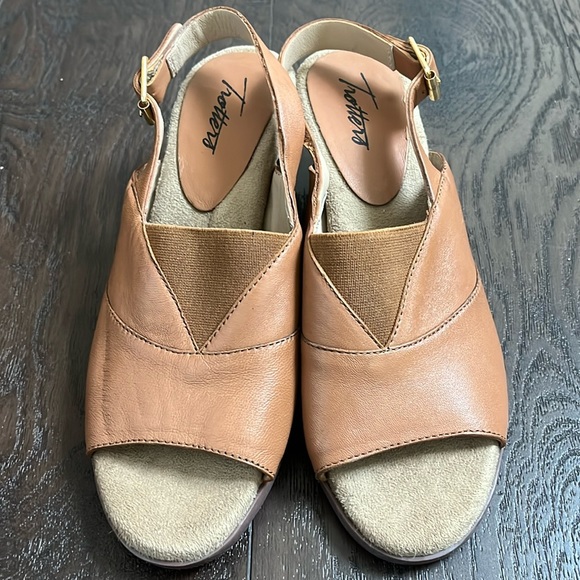 Trotters | Shoes | Trotters Brown Leather Mavis Heeled Sandals 6 | Poshmark
